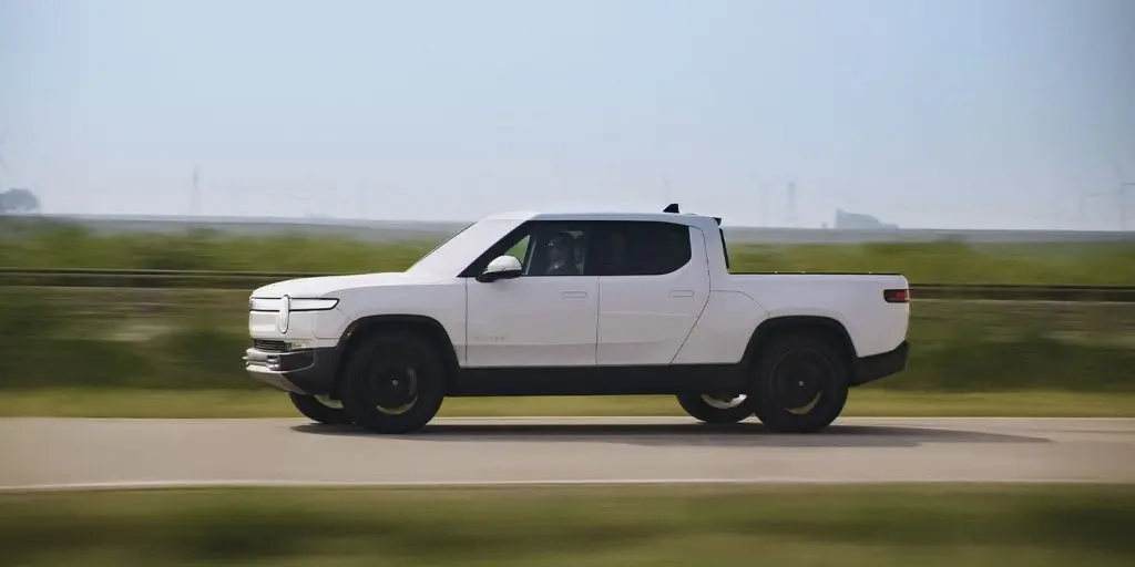 Tesla Cybertruck vs Rivian R1T Drag Race